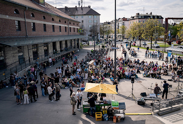 Kulturinsel beim Gasteig HP8 | Magazin | Flower Power Festival München 2023